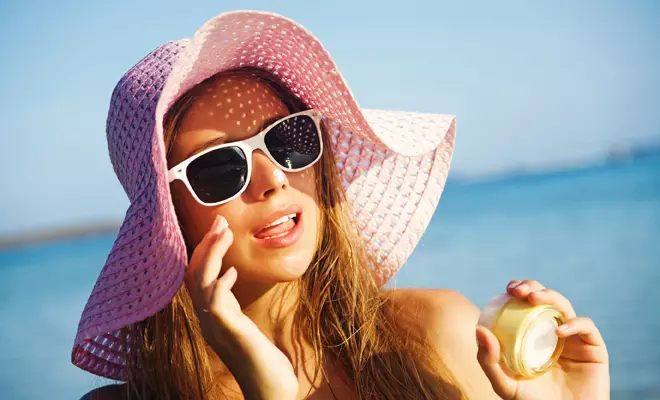 Hoe het gezicht te verzorgen met zonnebrandcrème voor en na?