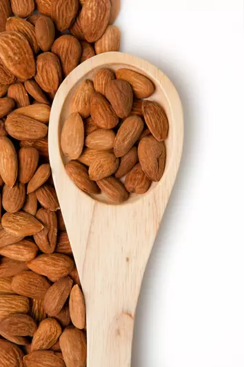 Almond: Makanan yang membantu meremajakan kulit