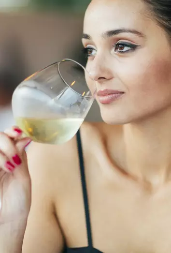 私たちの肌へのアルコールの有害な影響