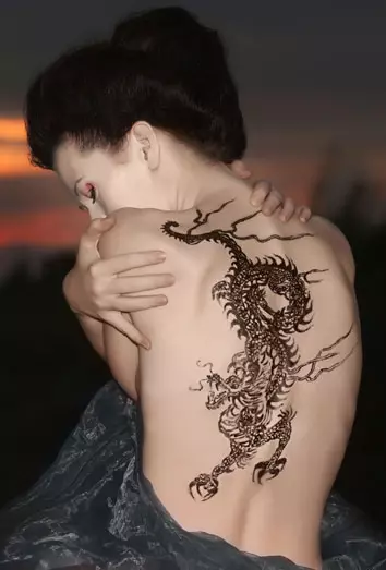 中国の星座とサインの互換性：恋をしているドラゴンの女性