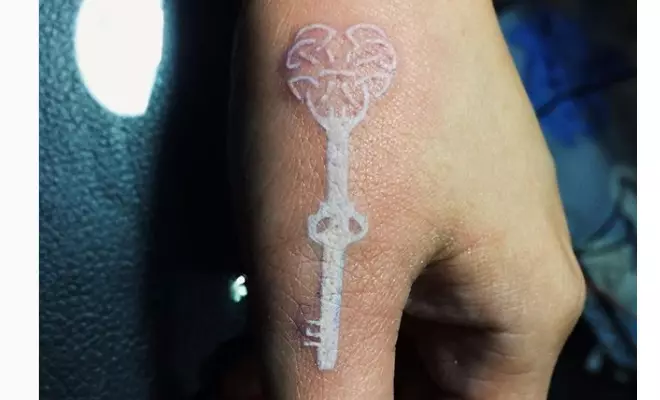 design tetování bílým inkoustem