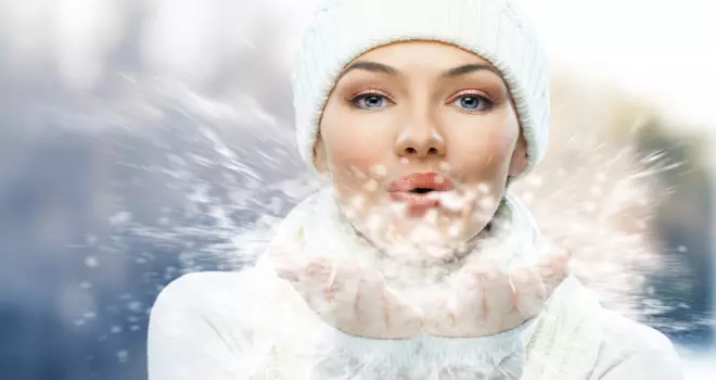 如何化妆去雪地：即使在最寒冷的寒冷中也能保持完美的脸庞