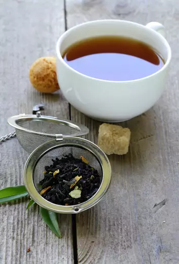 Typer te for å bekjempe sår hals og medfølgende symptomer
