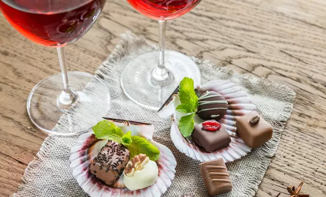 Die Vorteile des Essens von Schokolade und des Trinkens von Wein