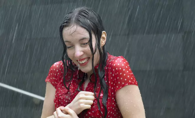 5 arsye pse flokët tuaj e urrejnë shiun: qeni jashtë dushit