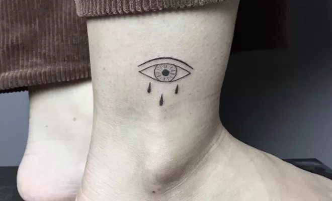 आंखों का टैटू
