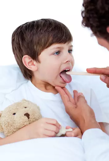 当孩子喉咙痛时会发生什么