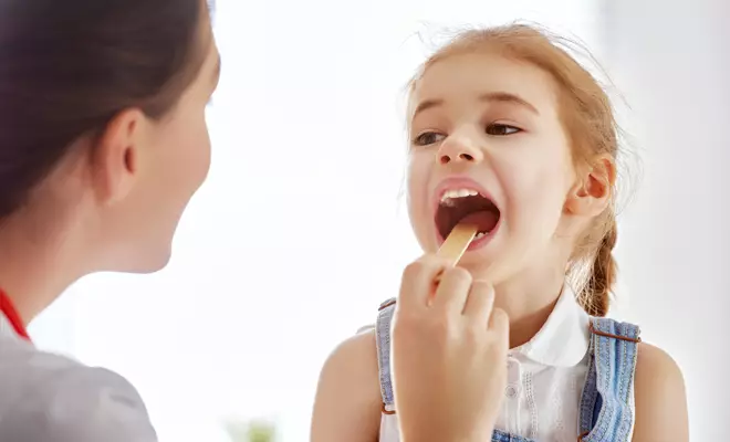 子供が喉の痛みに苦しんでいるときに何が起こる可能性があります