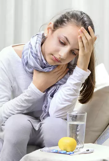 Dor de garganta devido a laringite: sintomas e tratamento