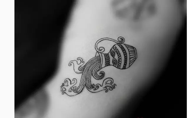 Tattoo bakeng sa letšoao le leng le le leng la zodiac: tattoo ea aquarius