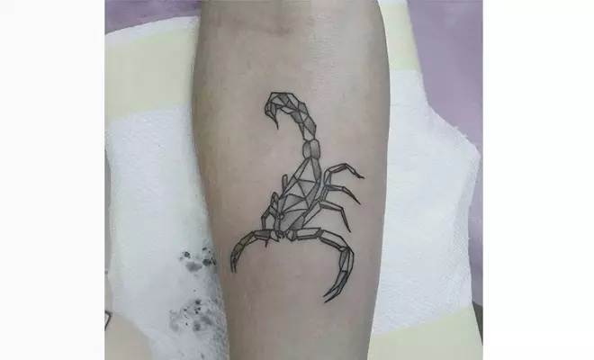 Tattoo bakeng sa letšoao le leng le le leng la zodiac: tattoo ea scorpio