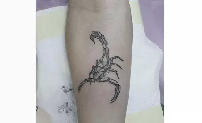 Kwishushanya kuri buri kimenyetso cya zodiac: tattoo ya scorpio