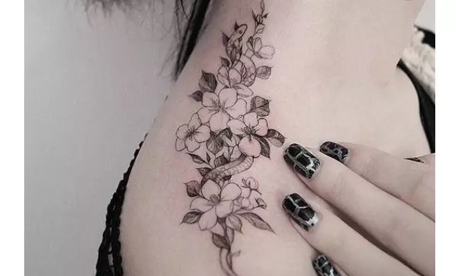 Vynuogių tatuiruotė ant peties