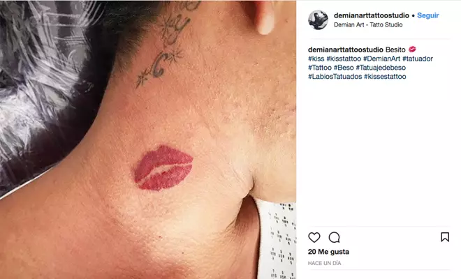 tattoos ທີ່ດີທີ່ສຸດທີ່ເຕືອນທ່ານກ່ຽວກັບວັນແຫ່ງຄວາມຮັກ: kiss