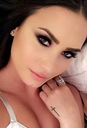 Maak je ogen groter met Demi Lovato make-up