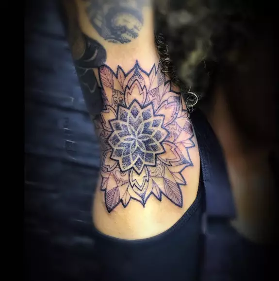 mandala e outras ideias de tatuagem para as axilas