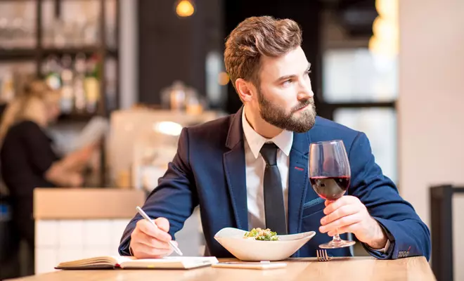 Il significato di sognare che stai mangiando da solo a un tavolo