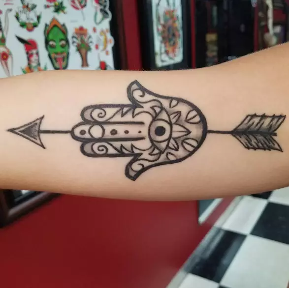 main comme des tatouages de flèche