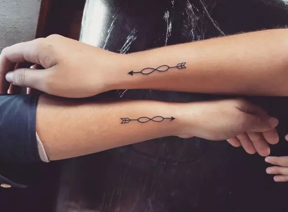 infini comme des tatouages de flèche