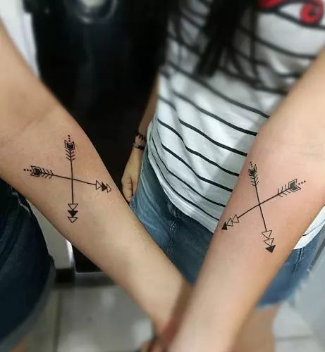 triangles comme tatouages de flèche