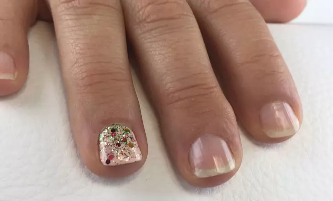 Unsa ang imong kinahanglan alang niining glitter nail design para sa Pasko