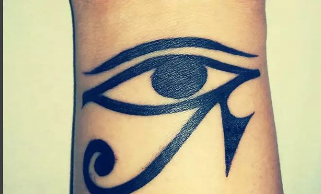 Szerencsét vonz egy Horus szem tetoválással