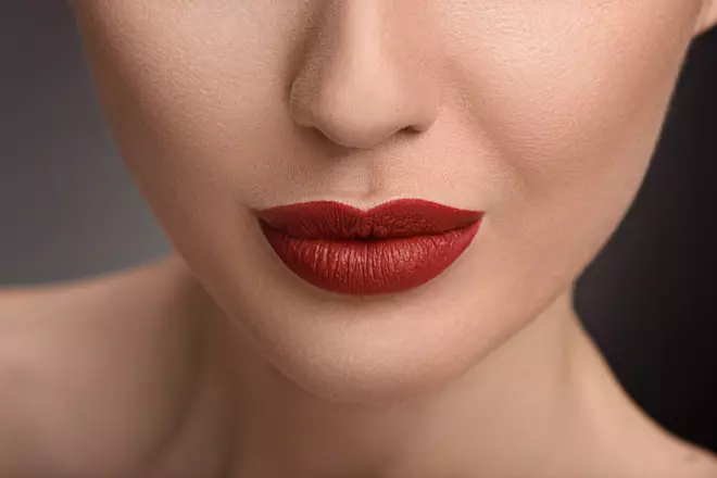 Trucco per Capodanno: dipingi bene le labbra