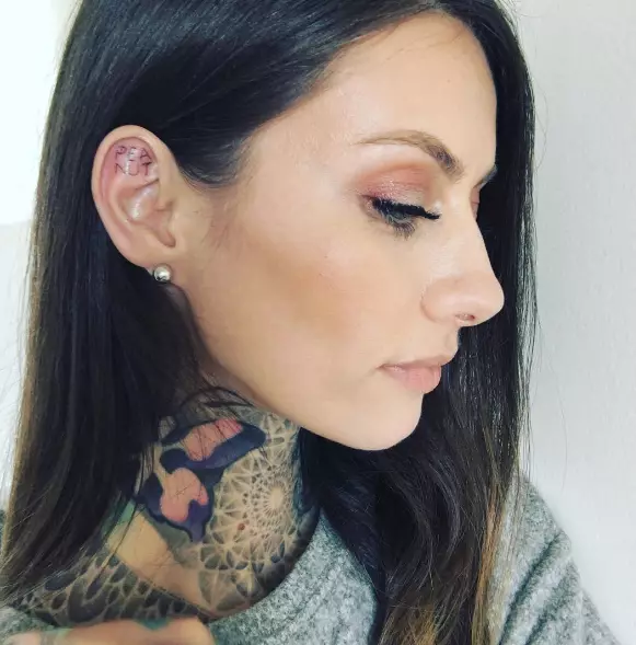 des mots comme idée de tatouages pour les oreilles