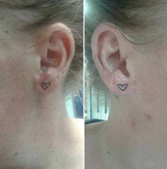 coeur comme idée de tatouage pour les oreilles