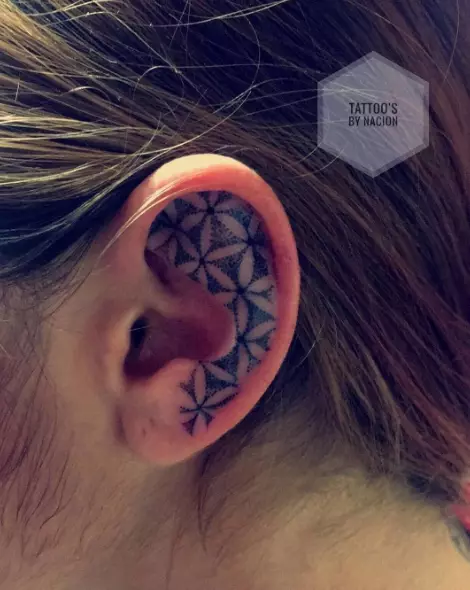 à motifs comme une idée de tatouages pour les oreilles