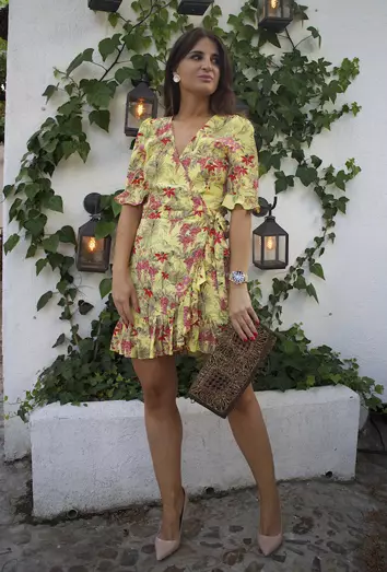 A blogueira Paula Fraile com o vestido florido da Zara