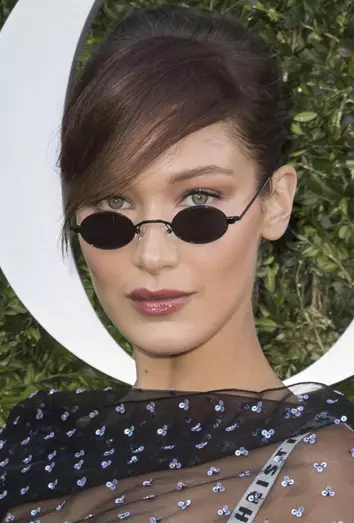 Bella Hadid nganggo kacamata mini