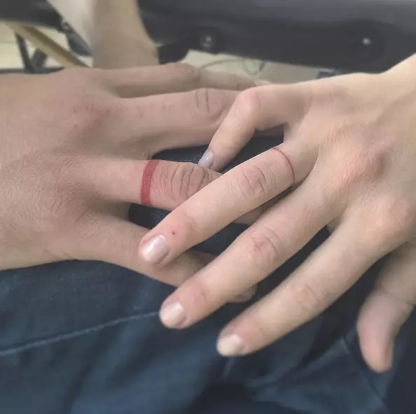 红色和纹身像结婚戒指
