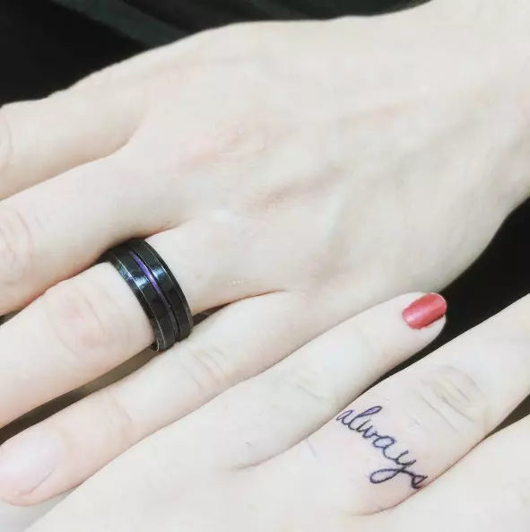 总是和纹身像结婚戒指