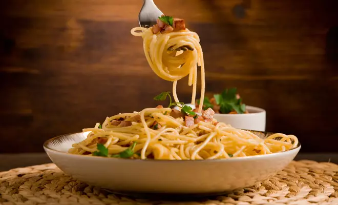 Otu esi eme spaghetti carbonara nke ọma
