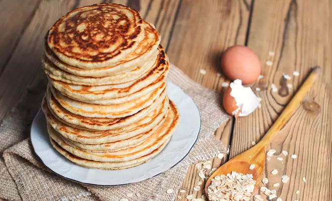 Ifunguro rya mu gitondo ryiza: oatmeal na pancake pancake