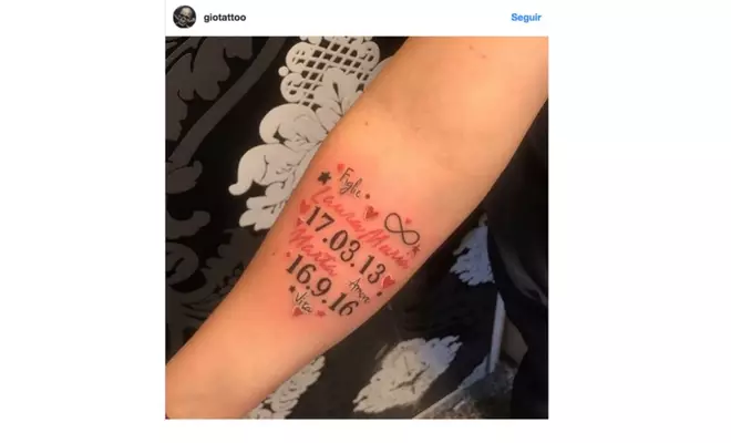 tatuaxe en homenaxe aos nenos con data de nacemento