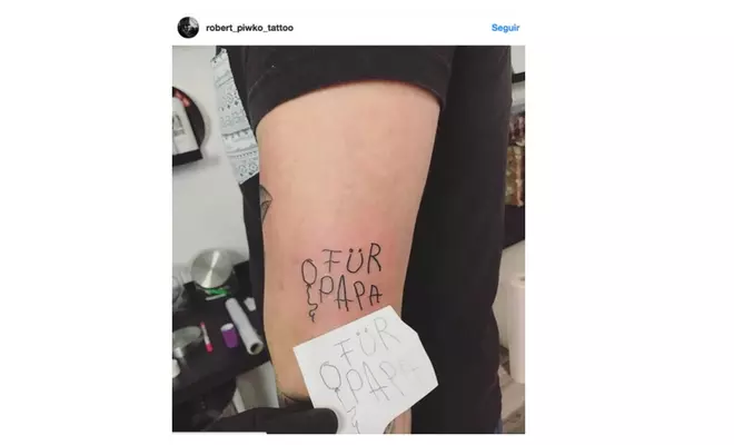 tatuaxe en homenaxe aos nenos con dedicación