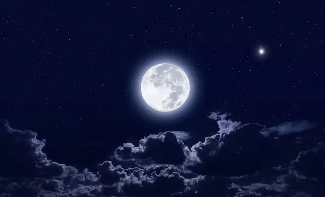 מה זה אומר לחלום על הירח המלא