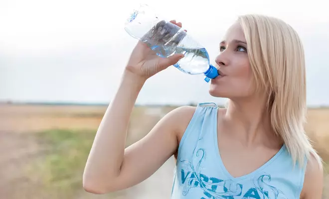 Den merkelige betydningen av å drømme at du drikker vann hele tiden