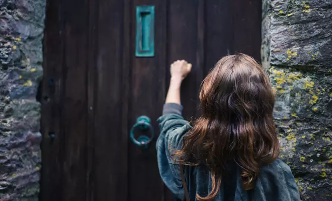 Wat betekent dromen over iemand die op je deur klopt?
