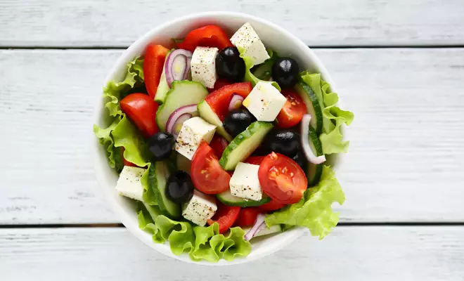 Mga Ideya sa Hapunan sa Bisperas ng Bagong Taon ng Vegan: Greek Salad
