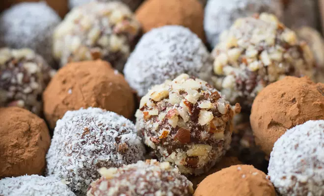 Wegetarian Täze ýyl agşamlyk nahary üçin pikirler: şokolad truffles