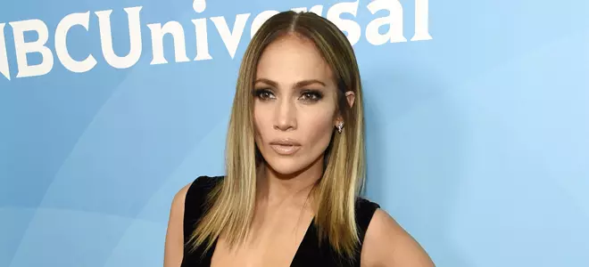 Jennifer Lopez yambaye umusatsi wijimye