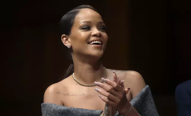 Rihanna ກັບ tattoo collarbone ຂອງນາງ