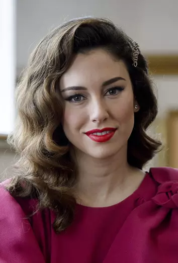 Blanca Suarez's wavy hairstyle