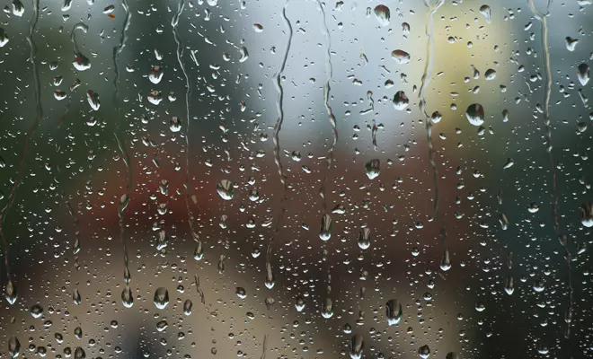 חולמים שיורד גשם בתוך הבית: תקן את הנזילות