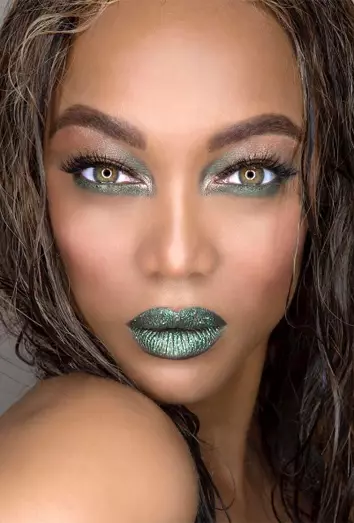 El maquillatge verd intens de Tyra Banks