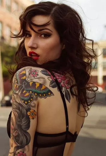 Fantastische vrouwen met tatoeages