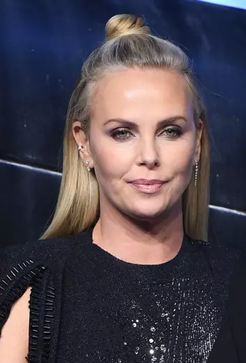Charlize Therons halva bulle